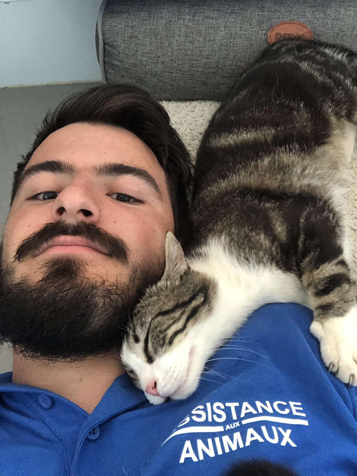 Vidéo : commencer la journée avec un câlin - Fondation Assistance aux ...